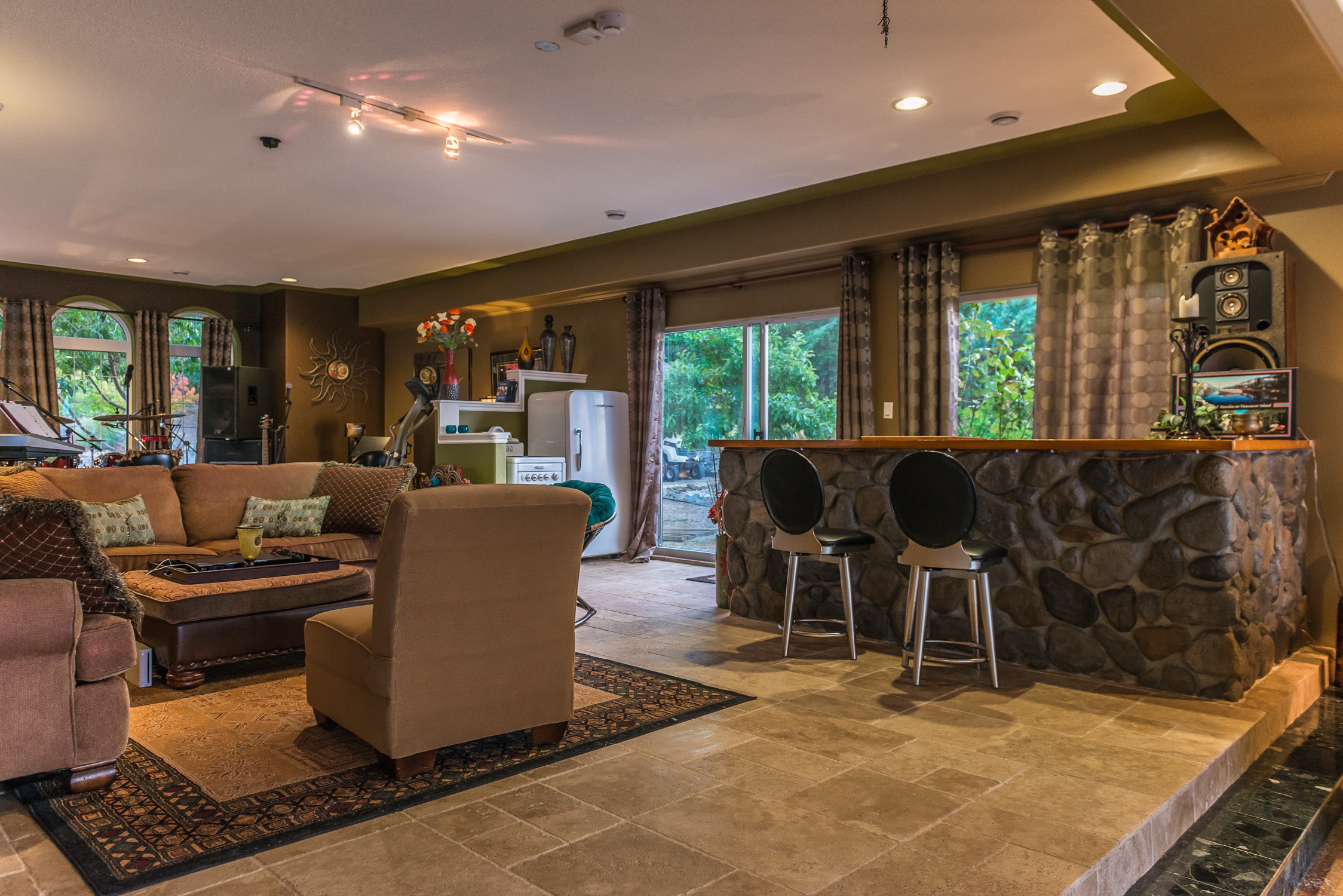 Den Bar's Instagram, Twitter & Facebook on IDCrawl